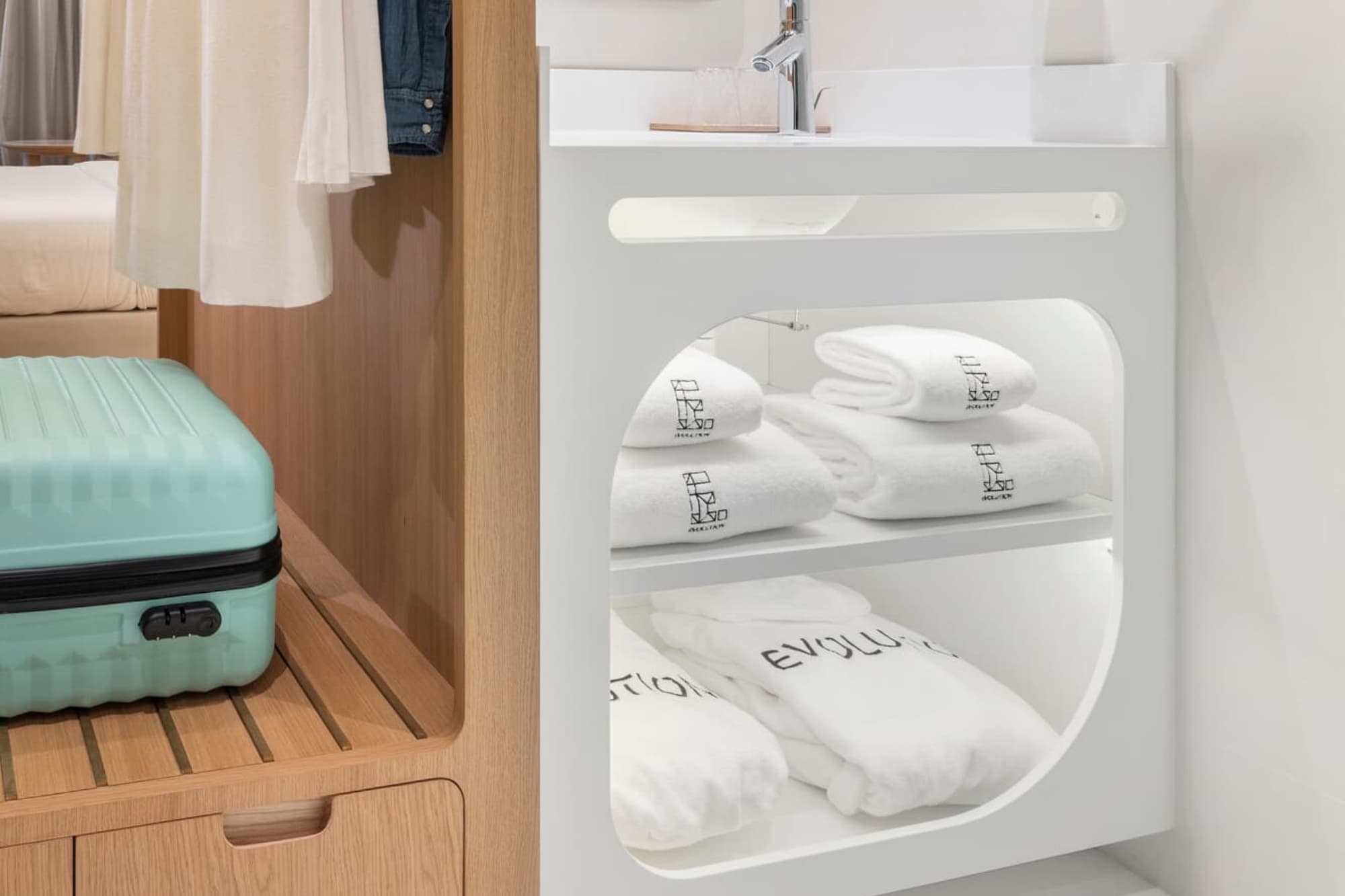 Cool Full Ocean View Room | EVOLUTION Lisboa Hotel